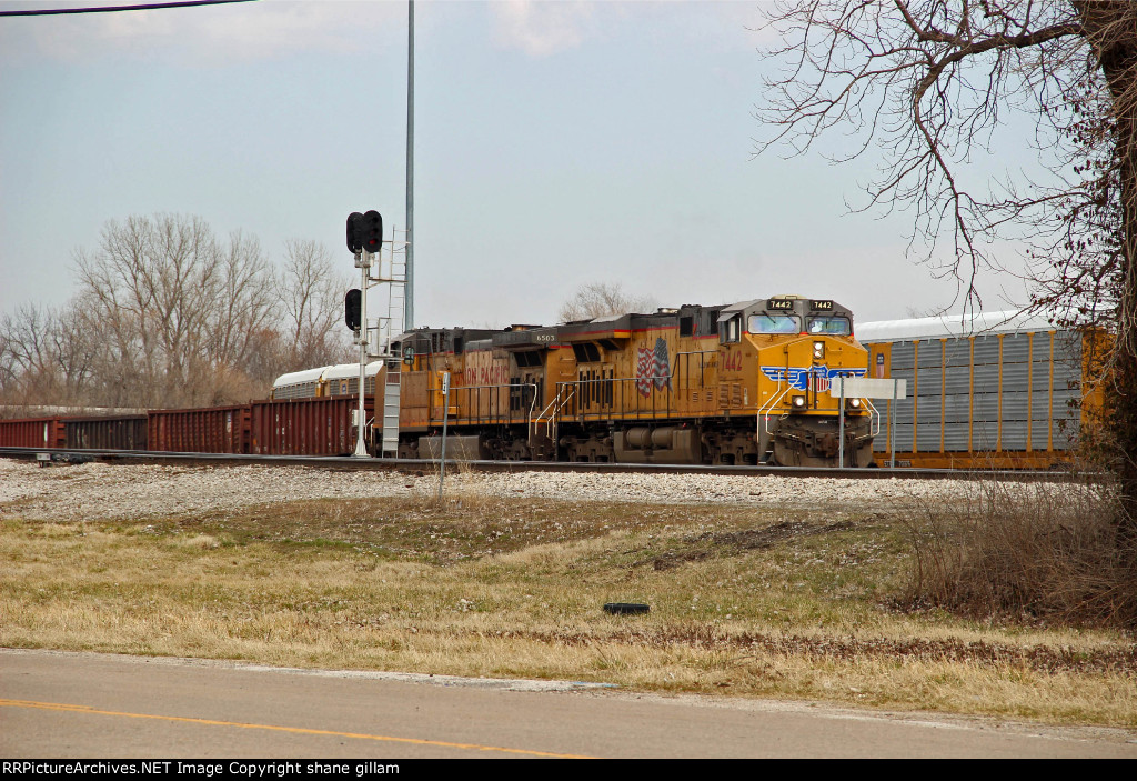 UP 7442 takes a frac sand train toward dupo Il,